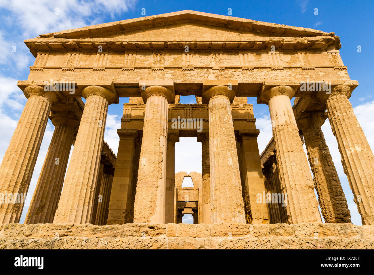 Doric temples hi-res stock photography and images - Alamy