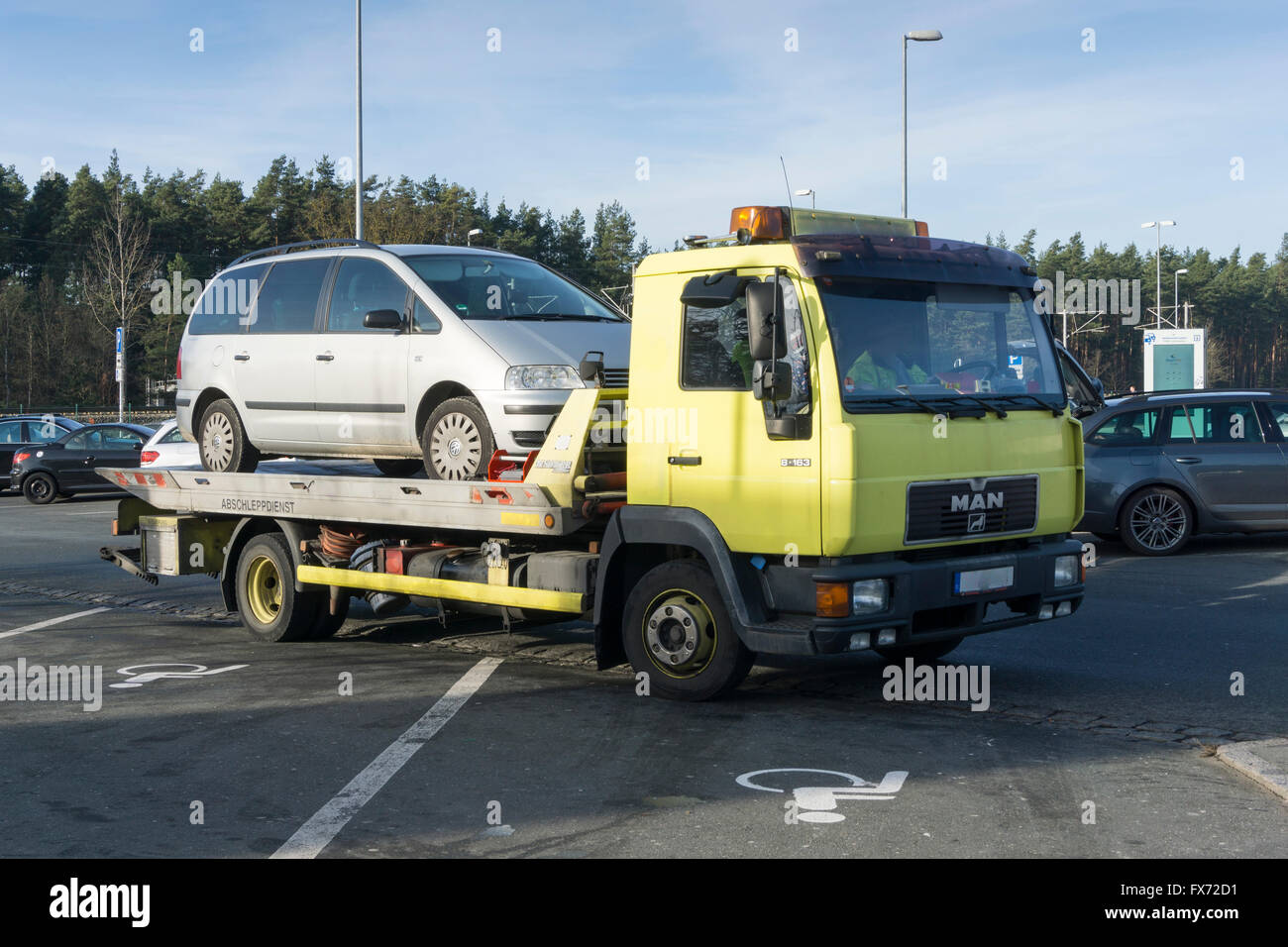 Tow vehicle hi-res stock photography and images - Alamy