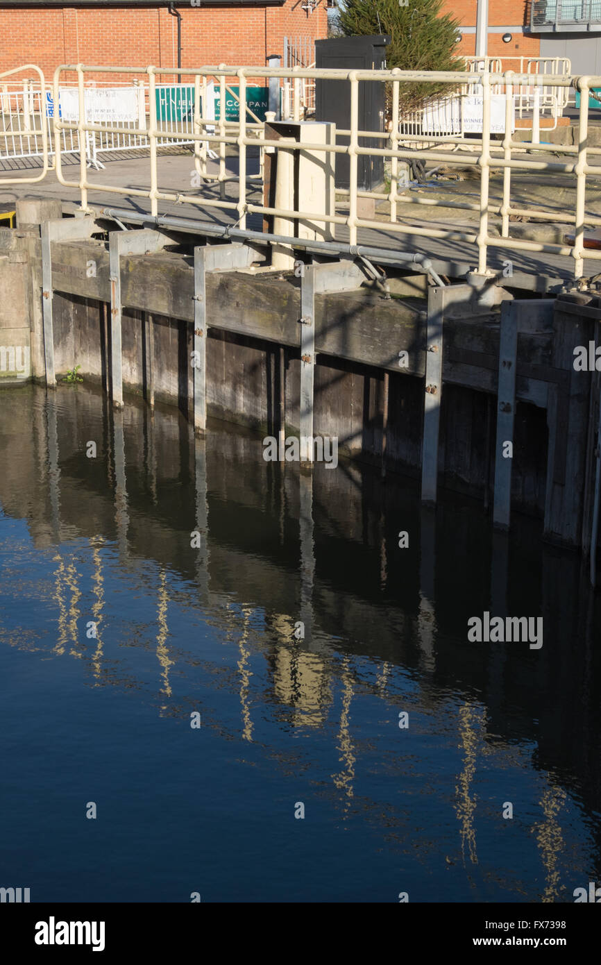 Dry dock gate hi-res stock photography and images - Alamy
