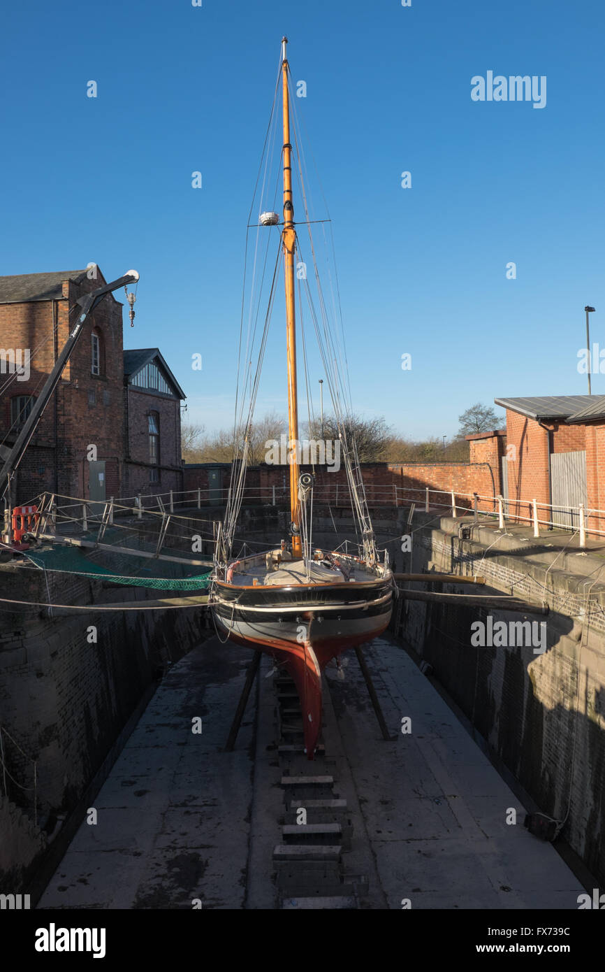 Dry dock at Gloucester docks in England Stock Photo - Alamy
