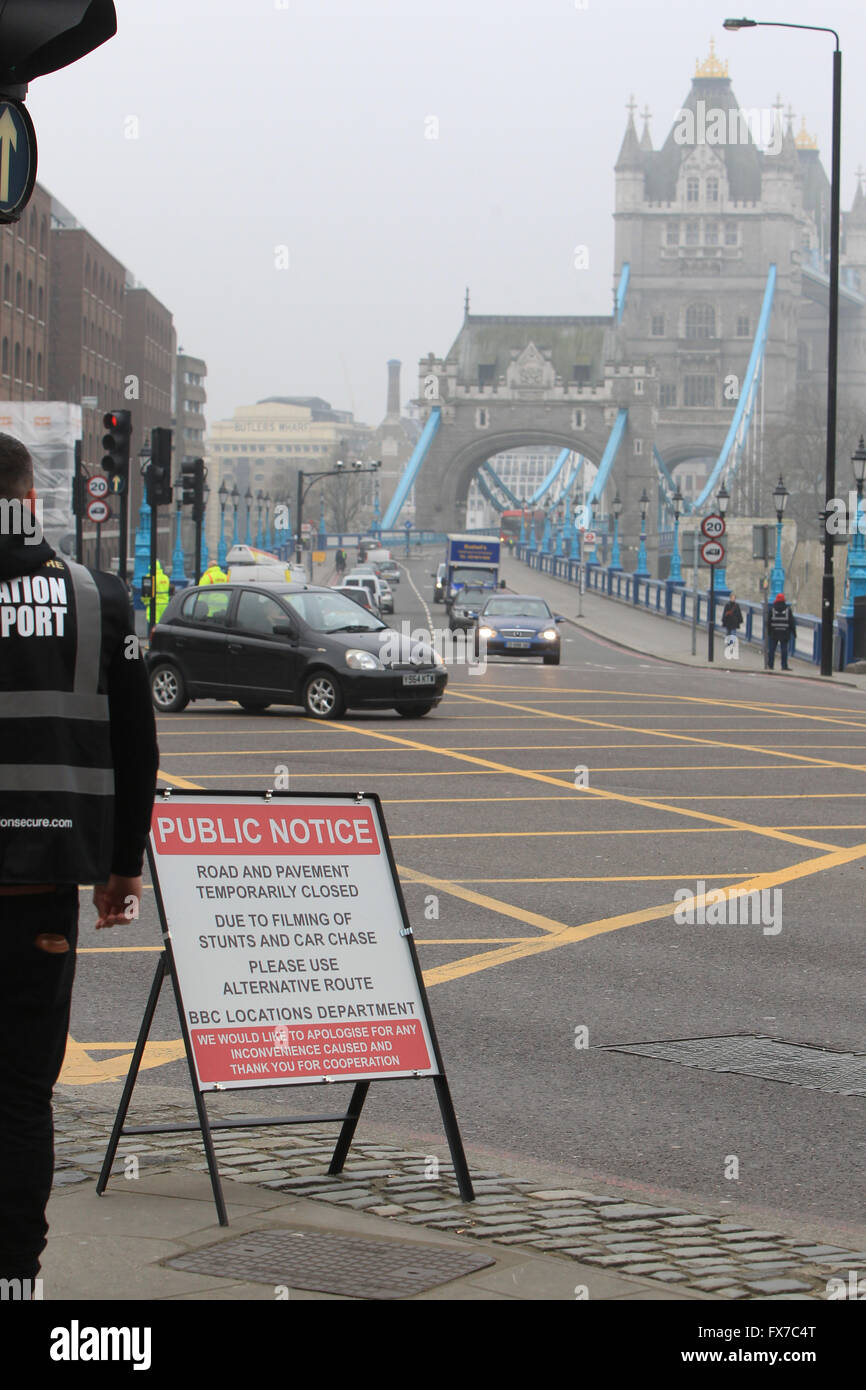 Matt LeBlanc films car stunts on Tower Bridge, all the roads had to be ...