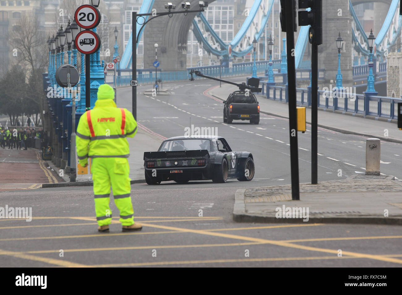 Matt LeBlanc films car stunts on Tower Bridge, all the roads had to be ...