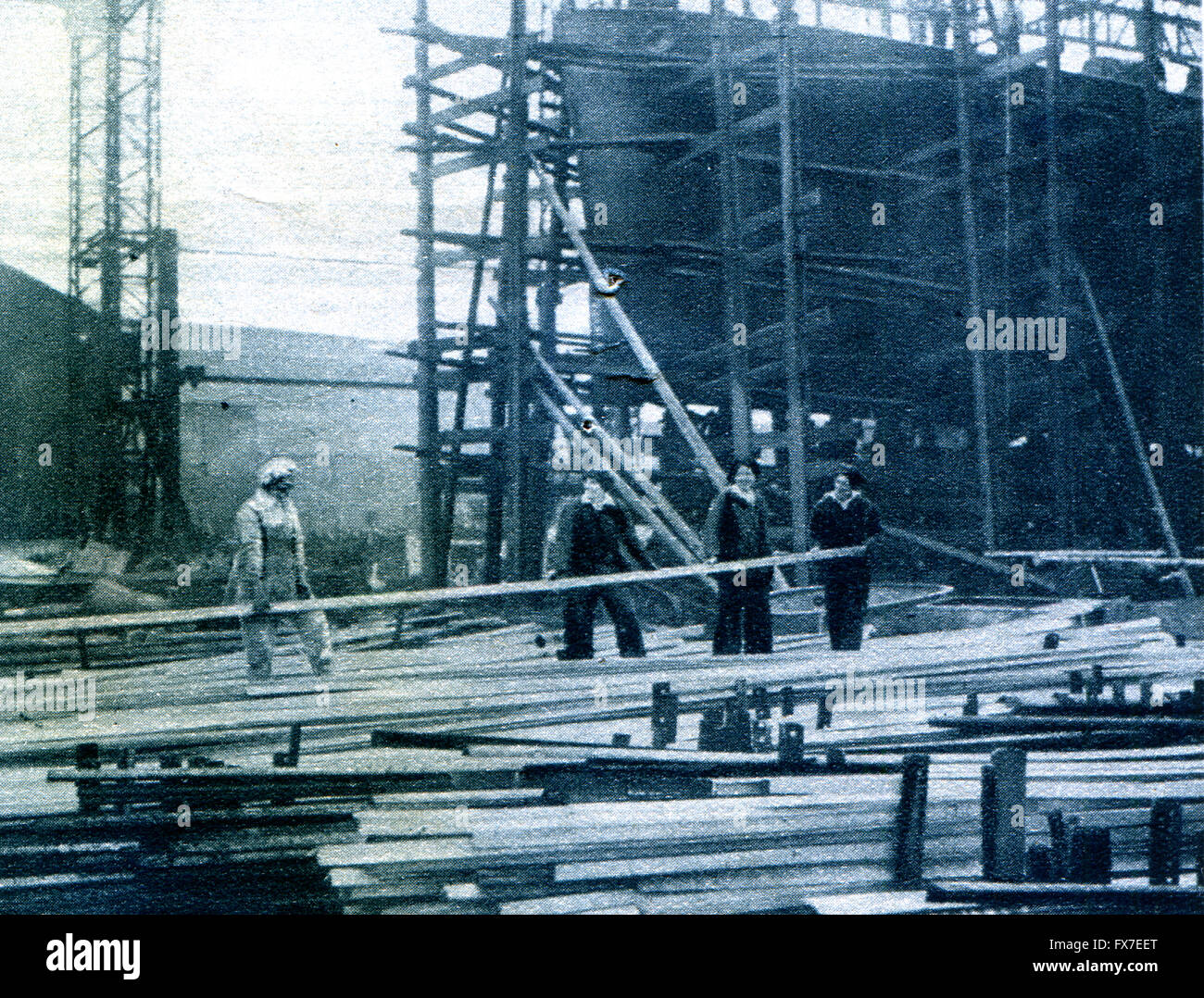 Handling long steel bars in a shipyard - photo from "Great War ...