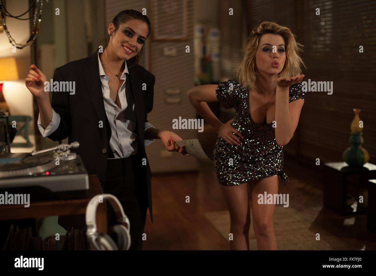 Knock Knock Year : 2015 Chile / USA Director : Eli Roth Lorenza Izzo ...