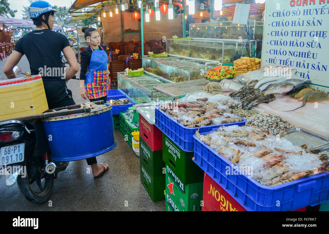 Fish market in Vietnam Stock Photo - Alamy
