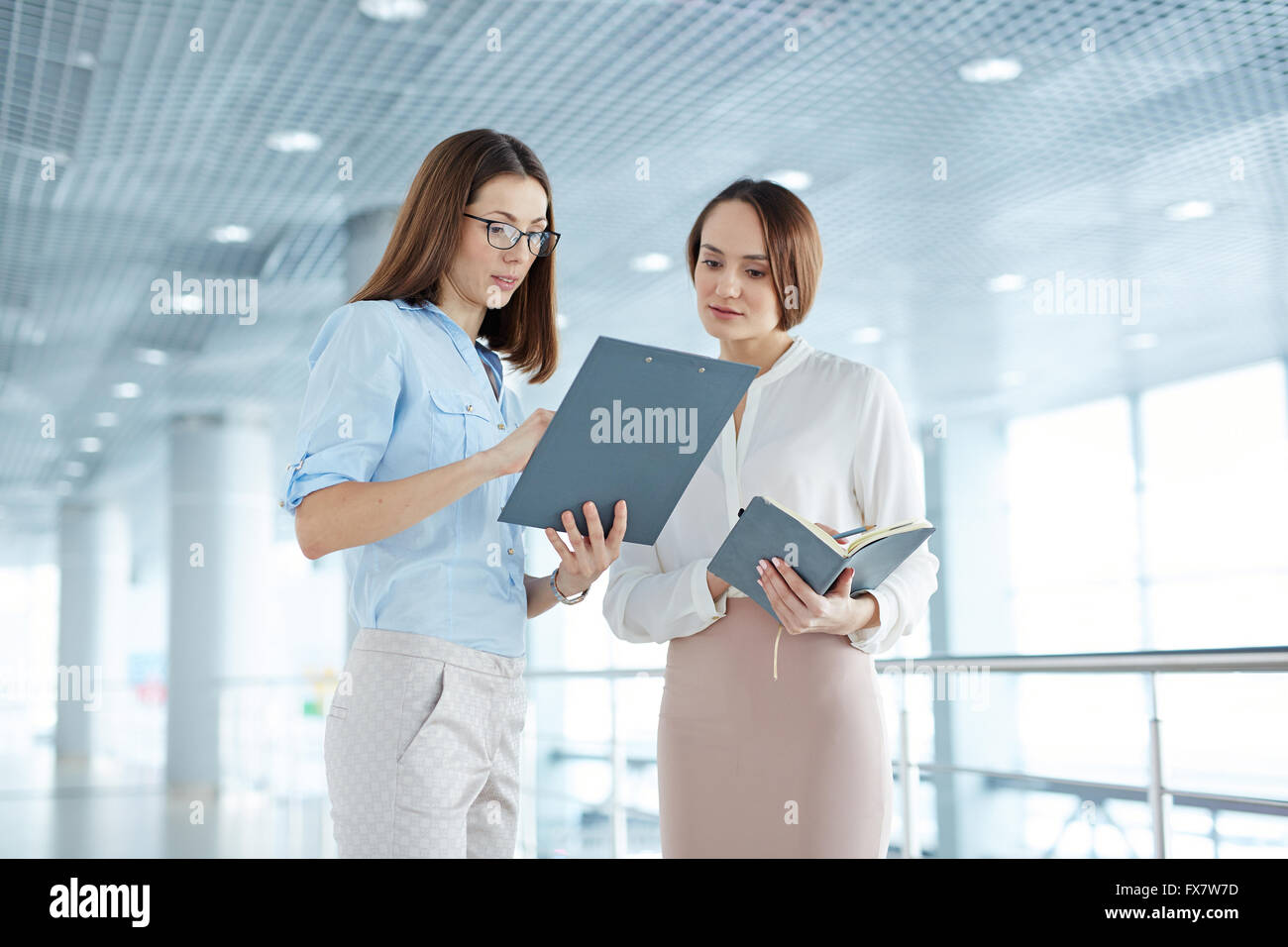 Showing data hi-res stock photography and images - Alamy