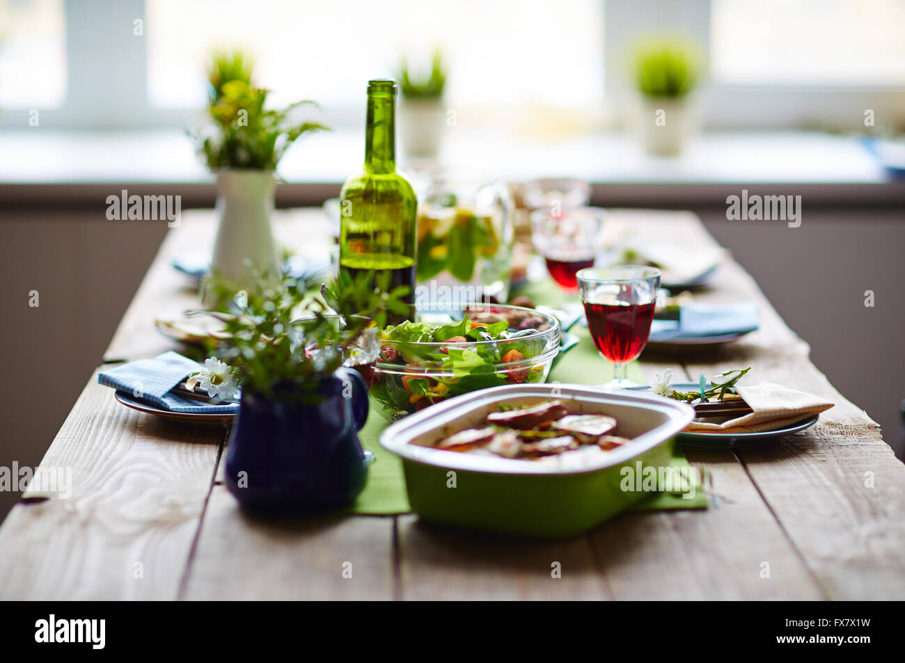 Table meals hi-res stock photography and images - Alamy