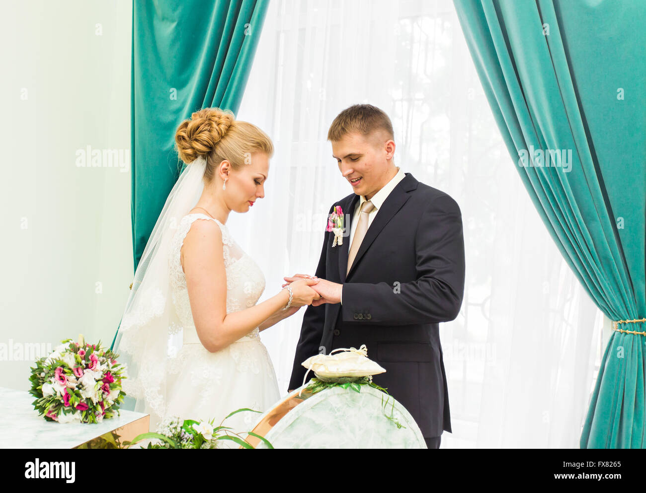 Gold slip dress hi-res stock photography and images - Alamy