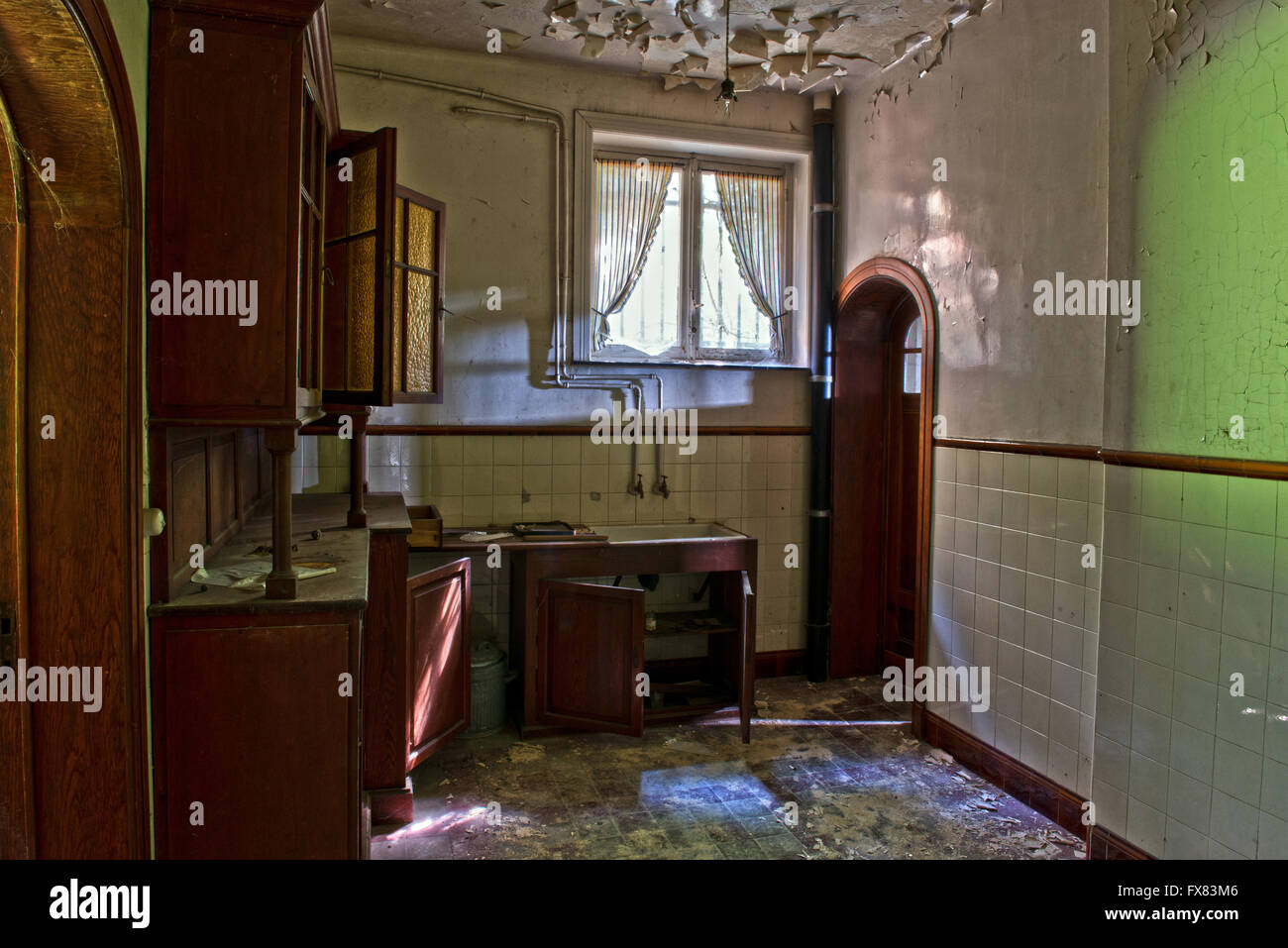 Derelict kitchen hi-res stock photography and images - Alamy