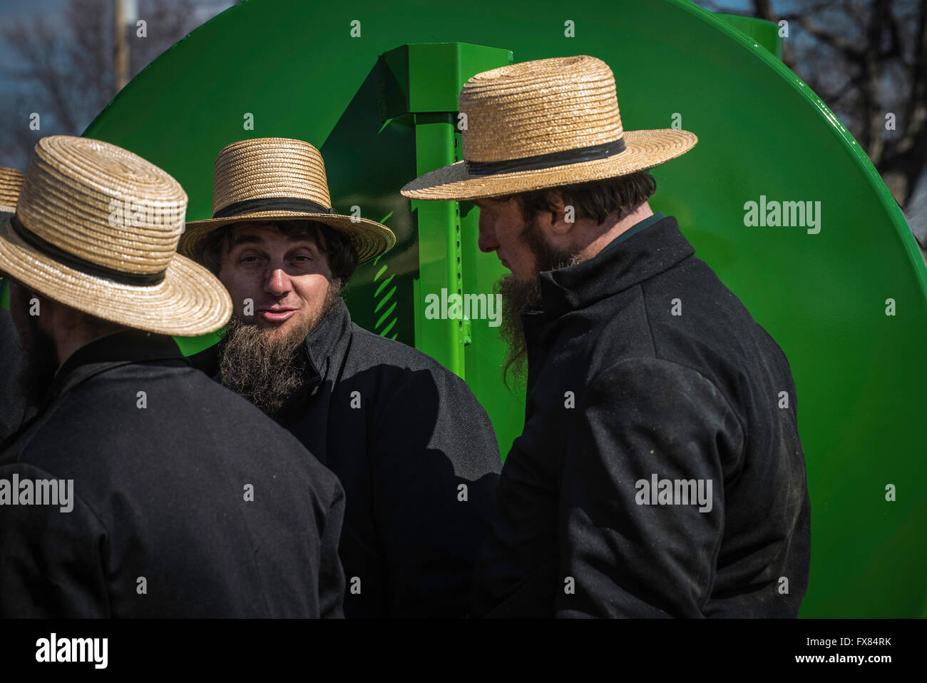 Amish straw hats hi-res stock photography and images - Alamy