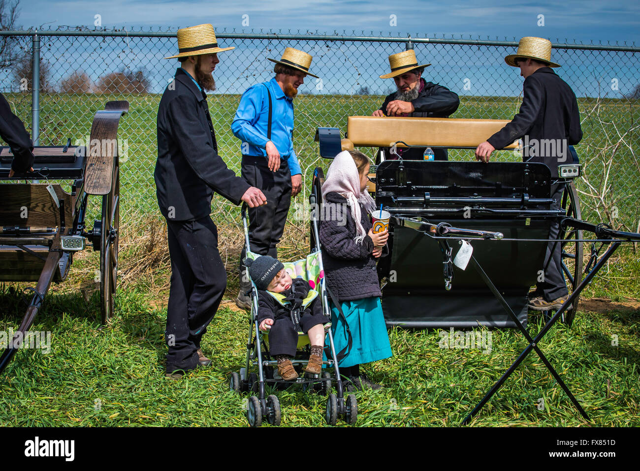 Amish straw hats hi-res stock photography and images - Alamy