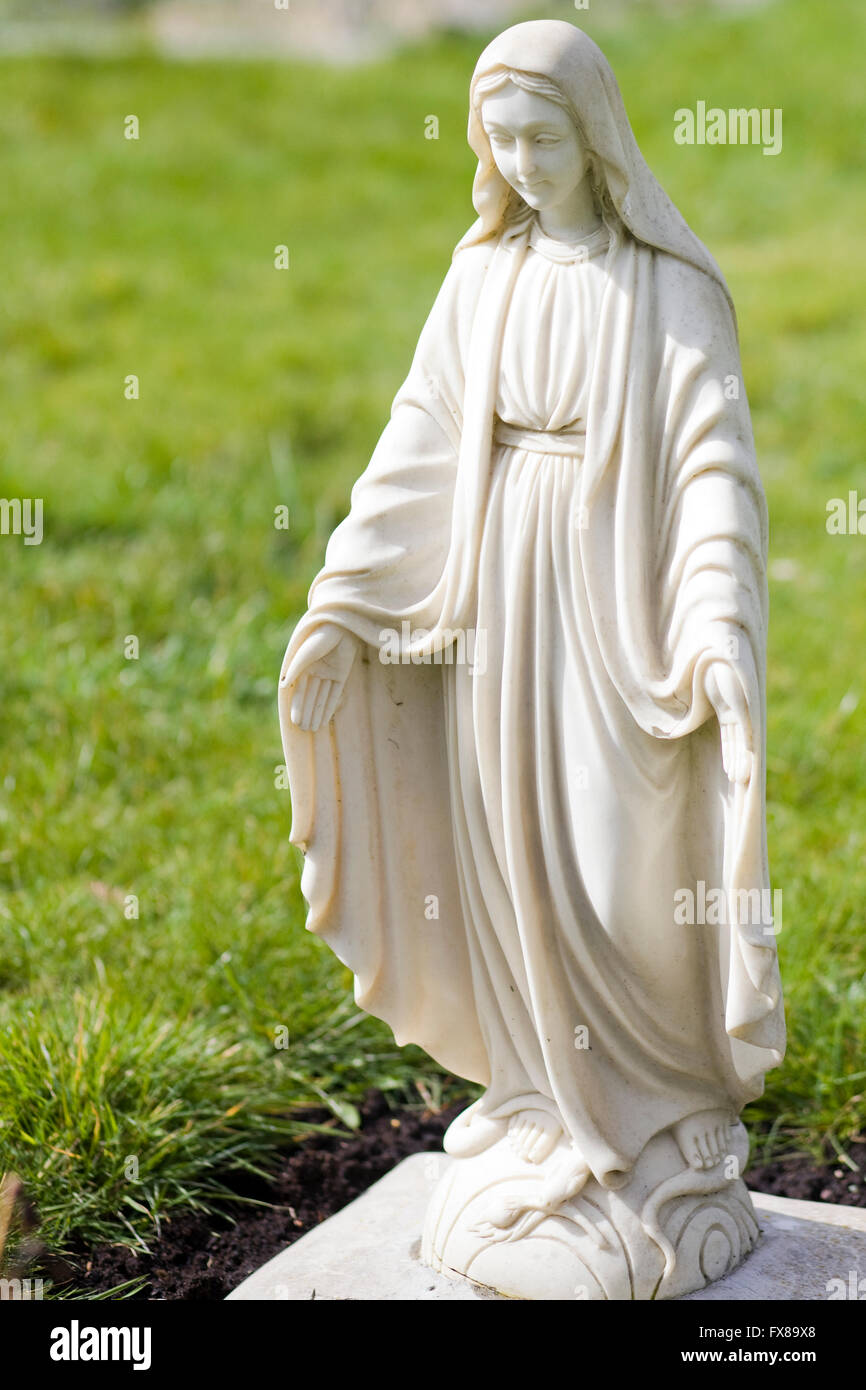 Statue of an a white lady Stock Photo - Alamy