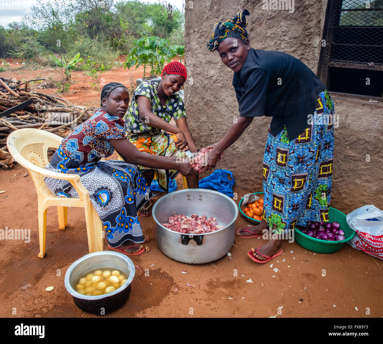 School dinner lady hi-res stock photography and images - Alamy