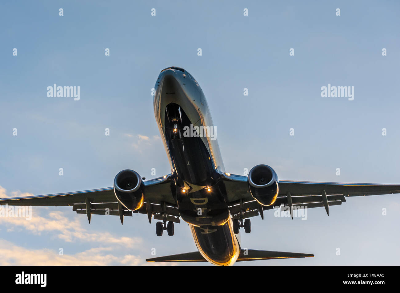 Overhead lines hi-res stock photography and images - Alamy