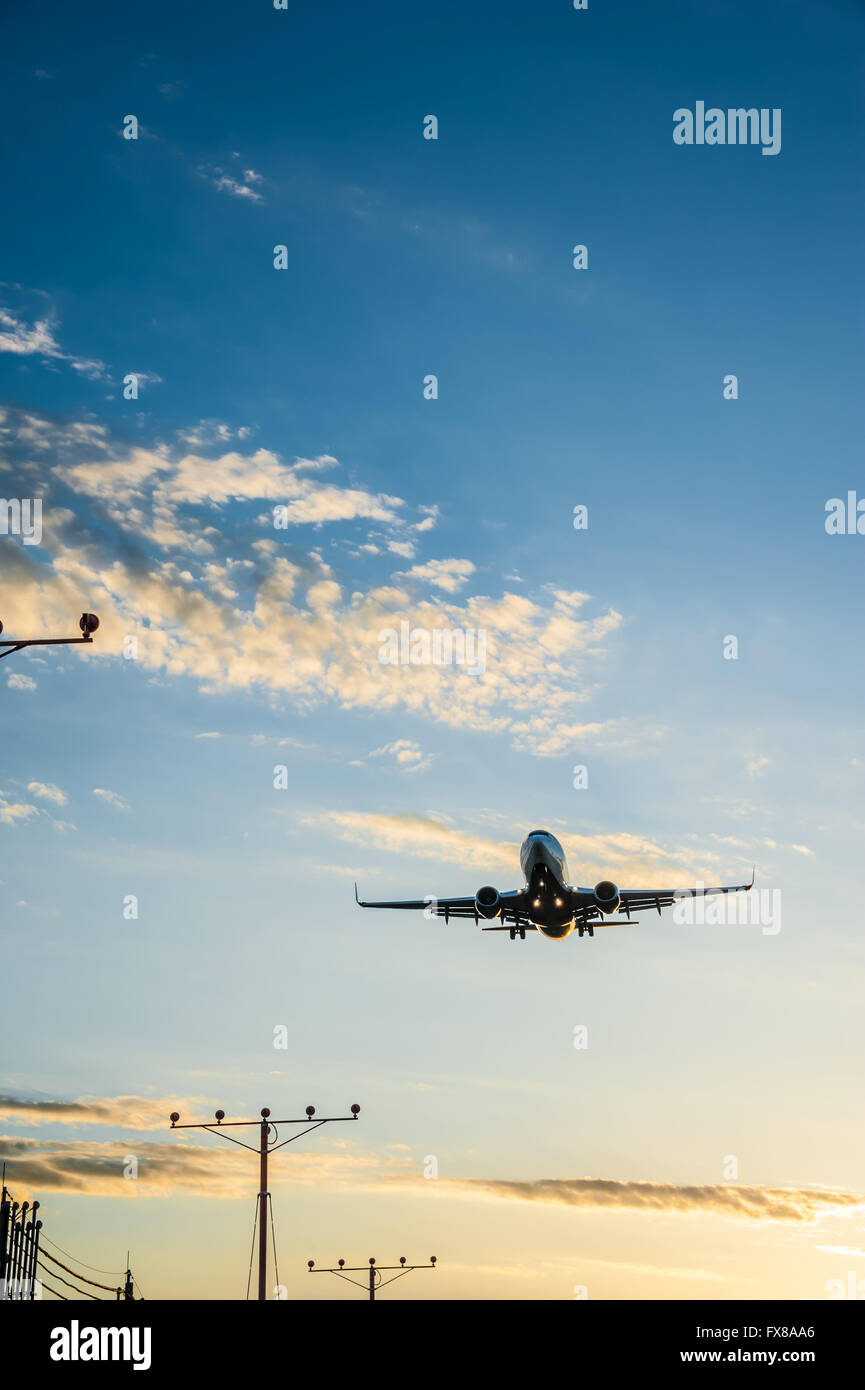 Delta plane atlanta airport hi-res stock photography and images - Alamy