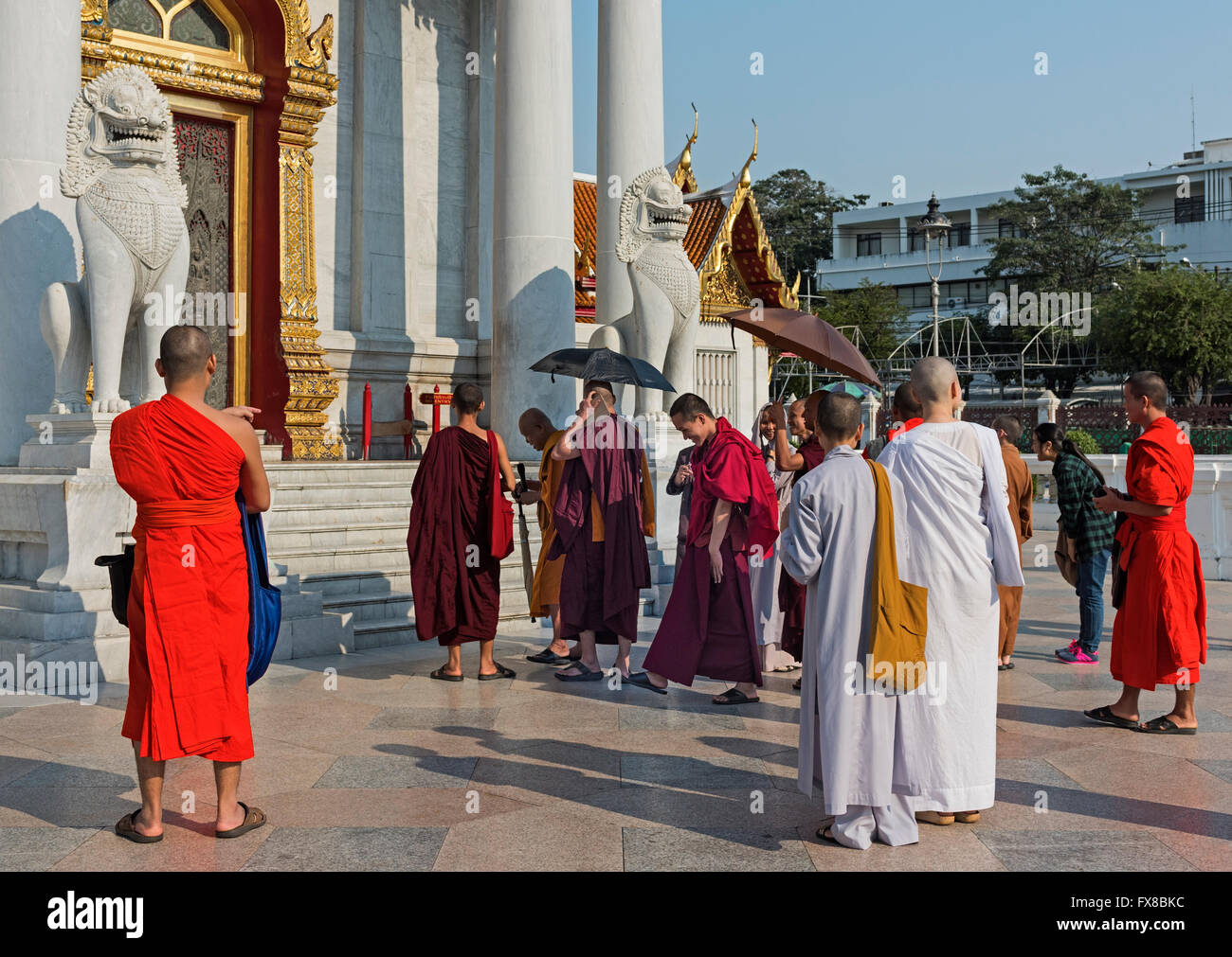 Thailand temple and monks hi-res stock photography and images - Alamy