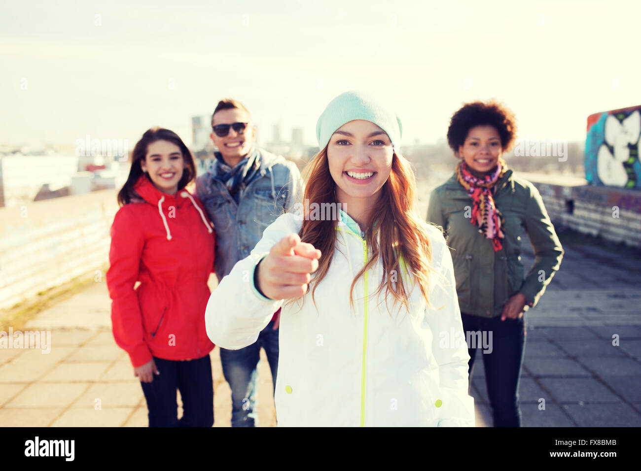 Man pointing woman street hi-res stock photography and images - Alamy
