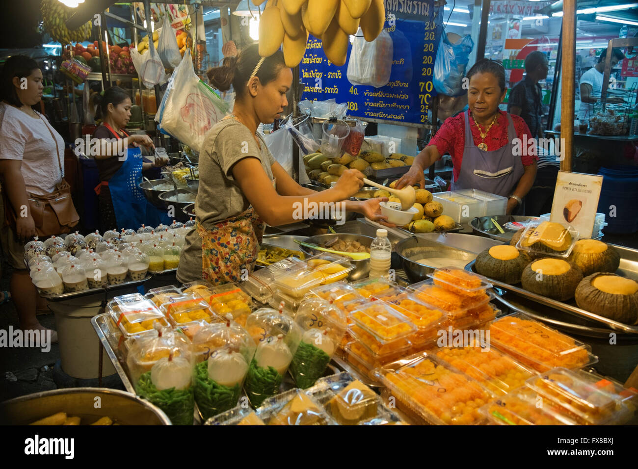 Bangkok restaurant street food stall hi-res stock photography and ...