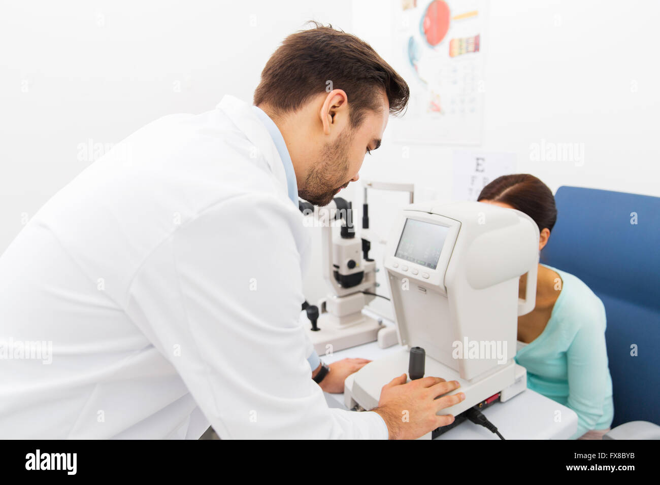 optician with autorefractor and patient at clinic Stock Photo - Alamy