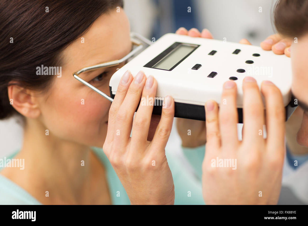 Pupillometer hi-res stock photography and images - Alamy