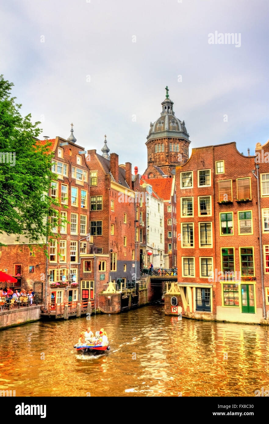 Canal in De Wallen district of Amsterdam Stock Photo - Alamy