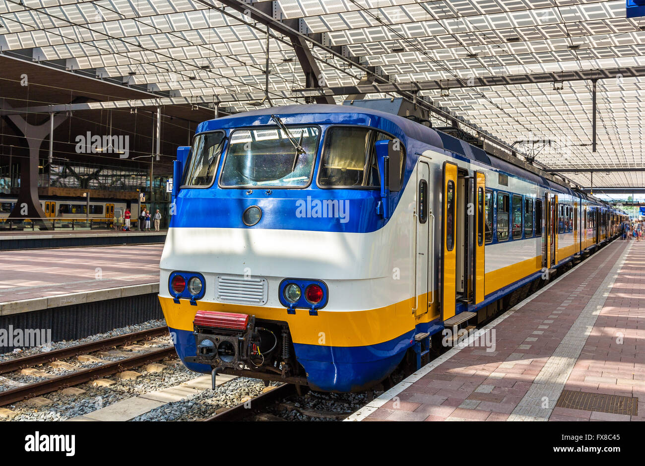 Train at Rotterdam Centraal railway station Stock Photo - Alamy