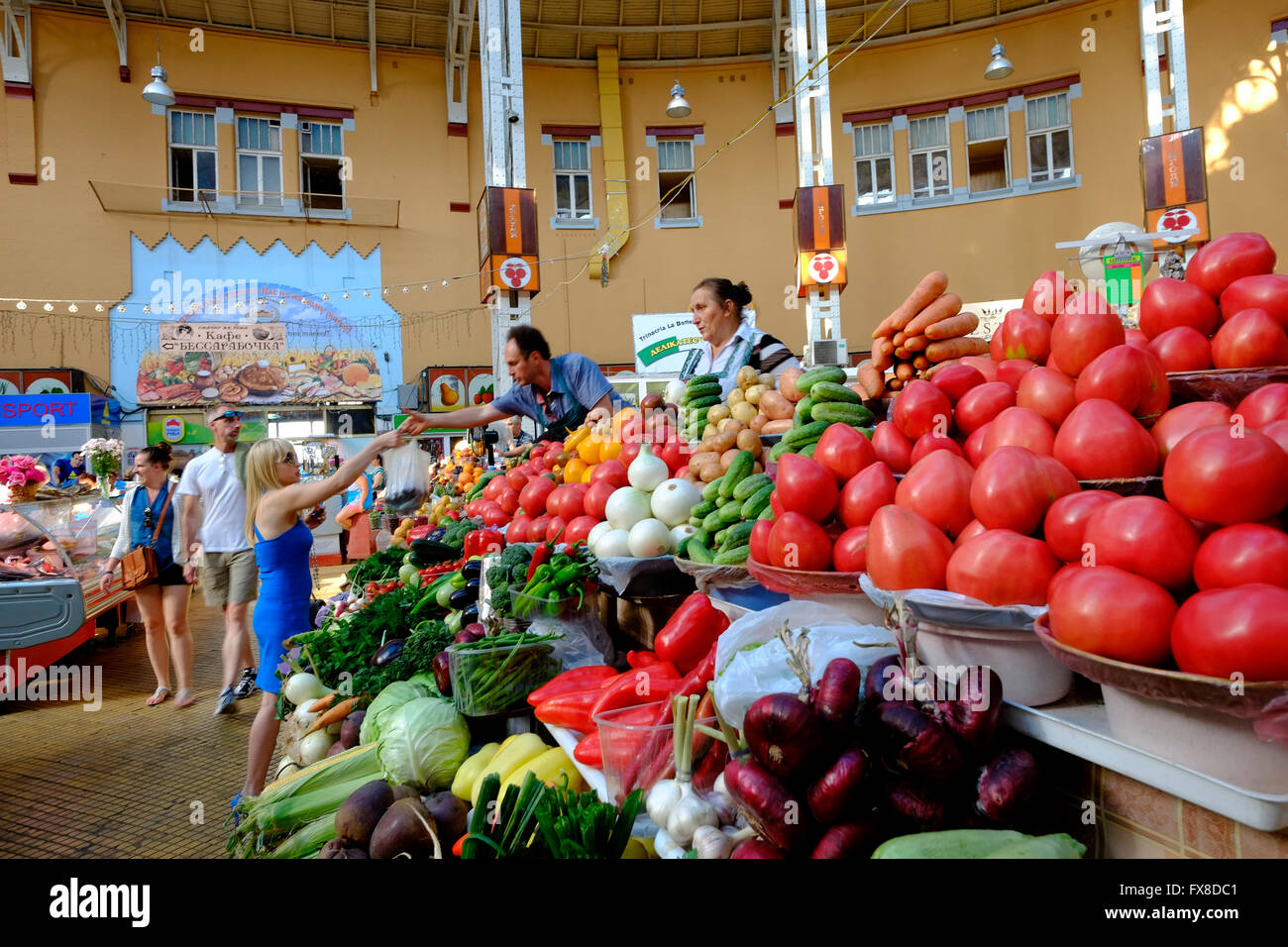 A woman purchases fruit in Bessarabka market in Kiev Stock Photo - Alamy