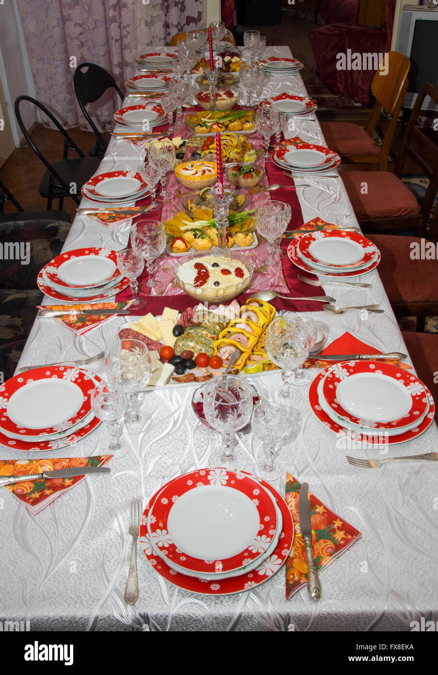 Christmas table settings with tasty food Stock Photo - Alamy
