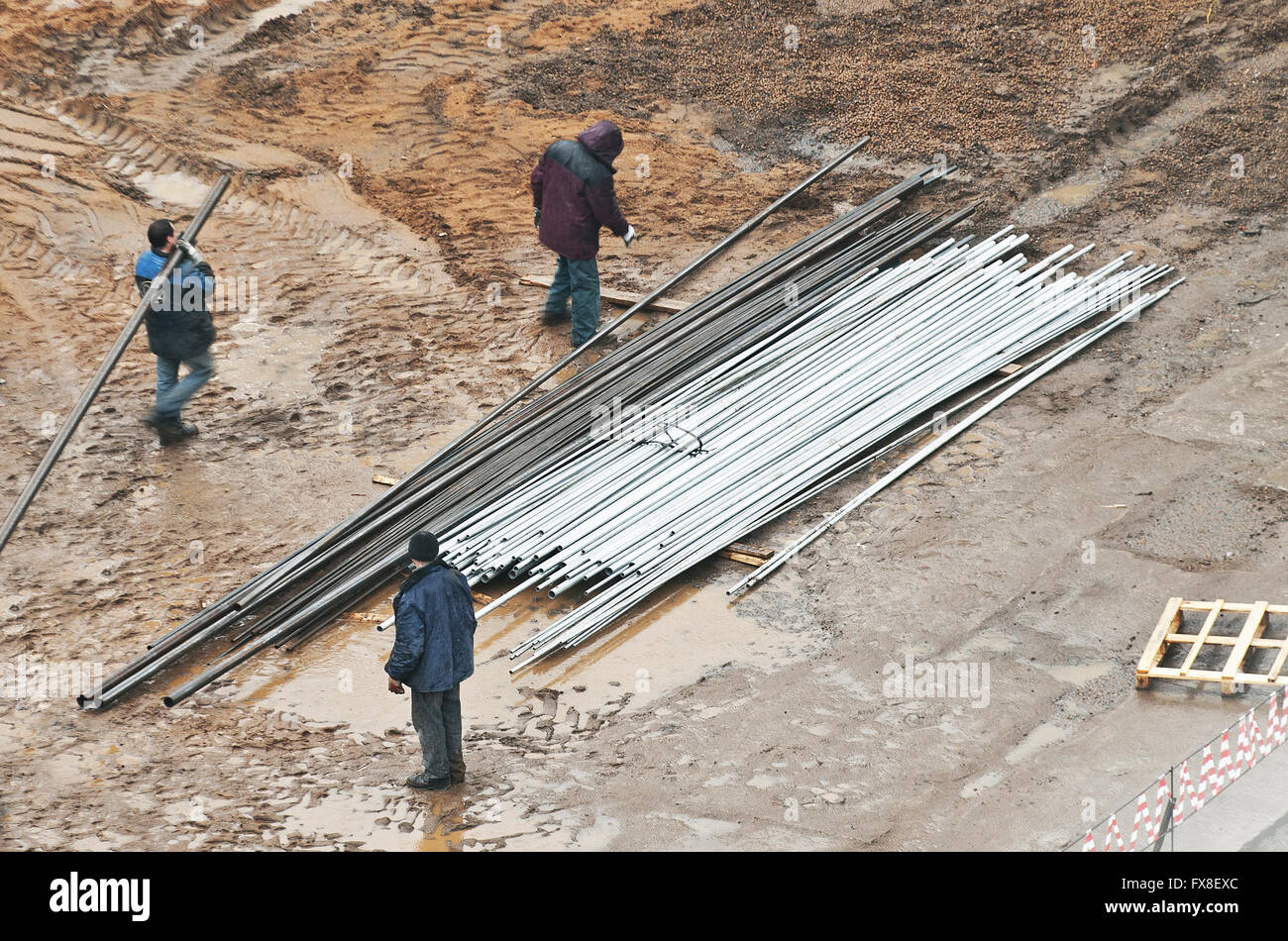 Unloading construction materials hi-res stock photography and images ...