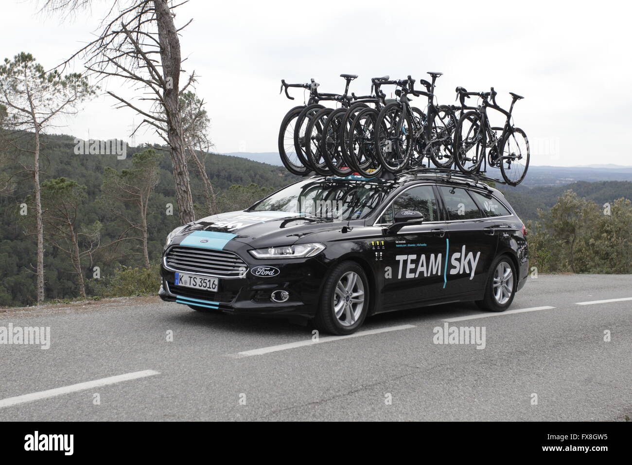 Cycling team support vehicle hi-res stock photography and images - Alamy