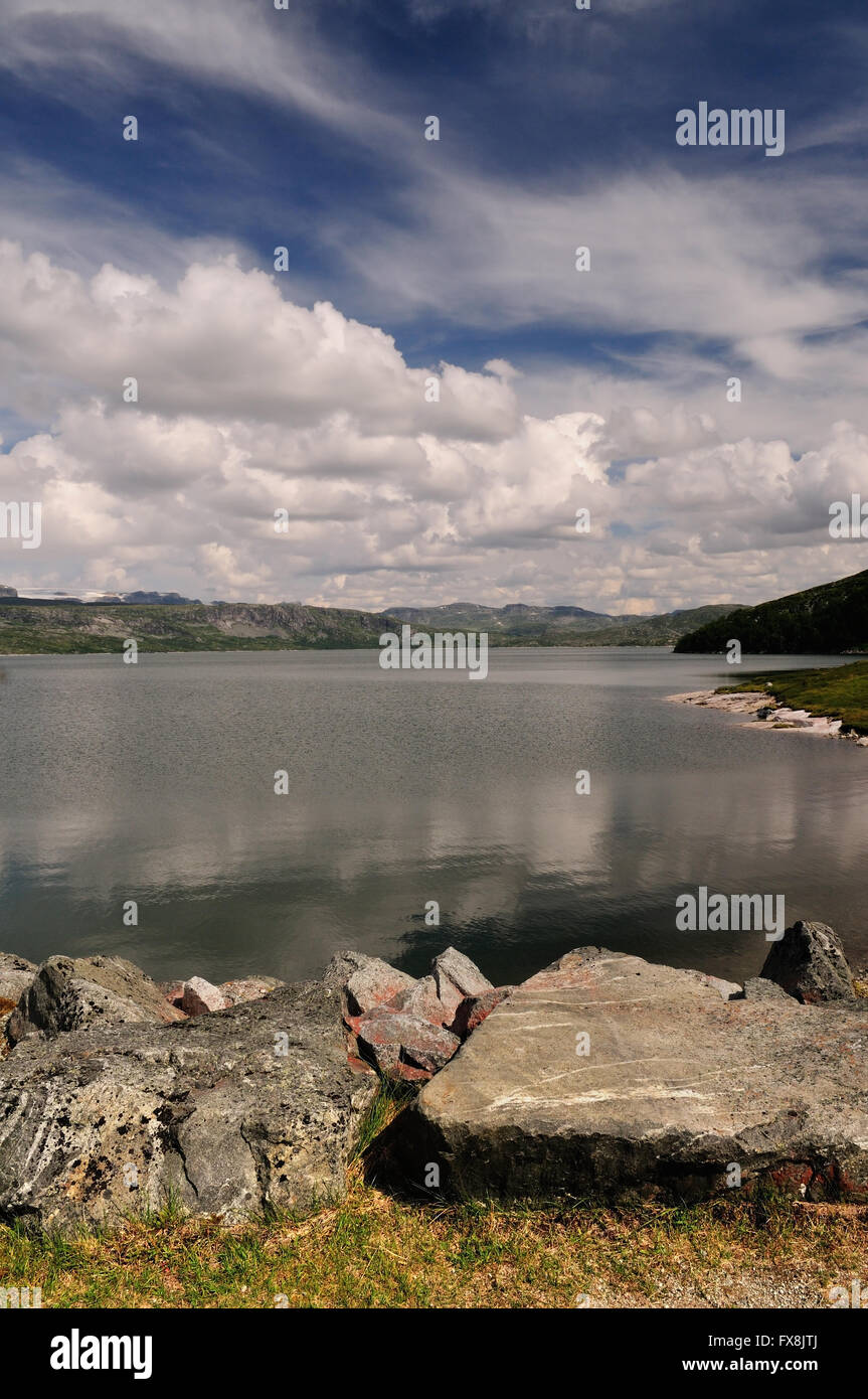 Sysenvatnet lake and dam, a reservoir for the Sima power station Stock ...