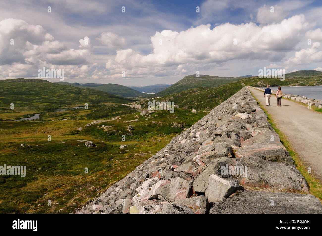 Sysenvatnet dam and lake, a reservoir for the Sima power station Stock ...