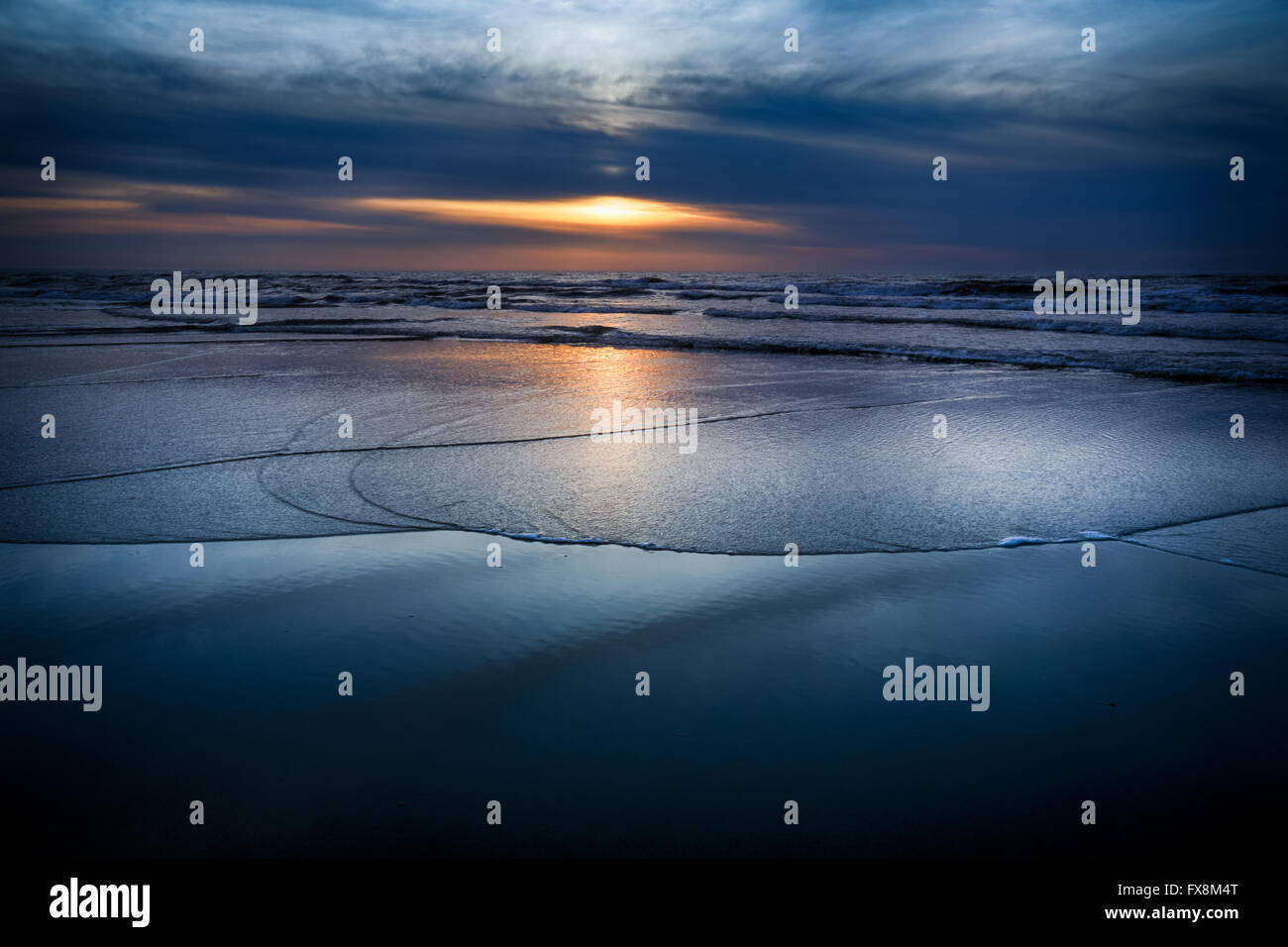 Bright sunset sea hi-res stock photography and images - Alamy