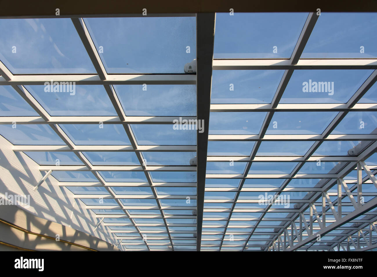 Metal glass roof structure hi-res stock photography and images - Alamy