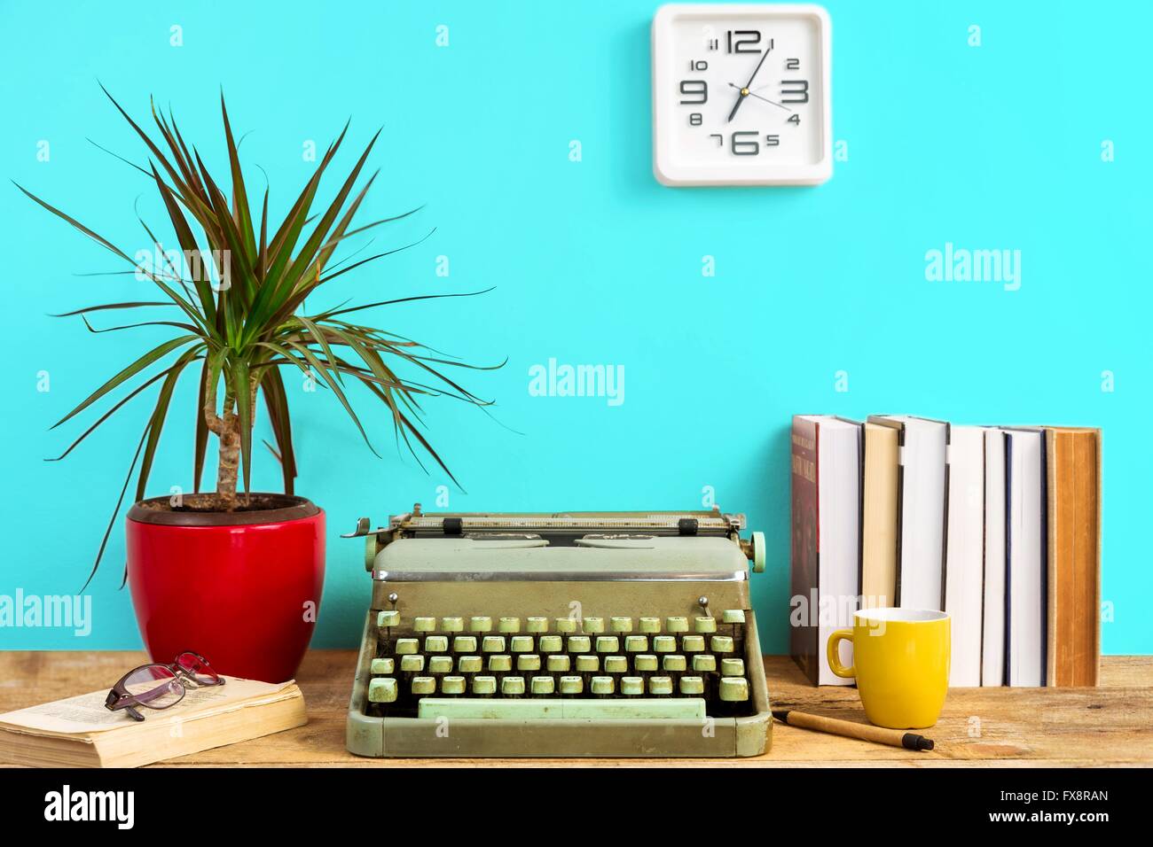 Writer at desk hi-res stock photography and images - Alamy
