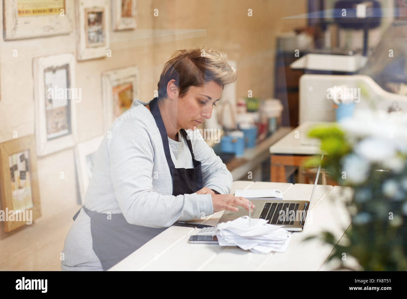Cafe woman bills hi-res stock photography and images - Alamy