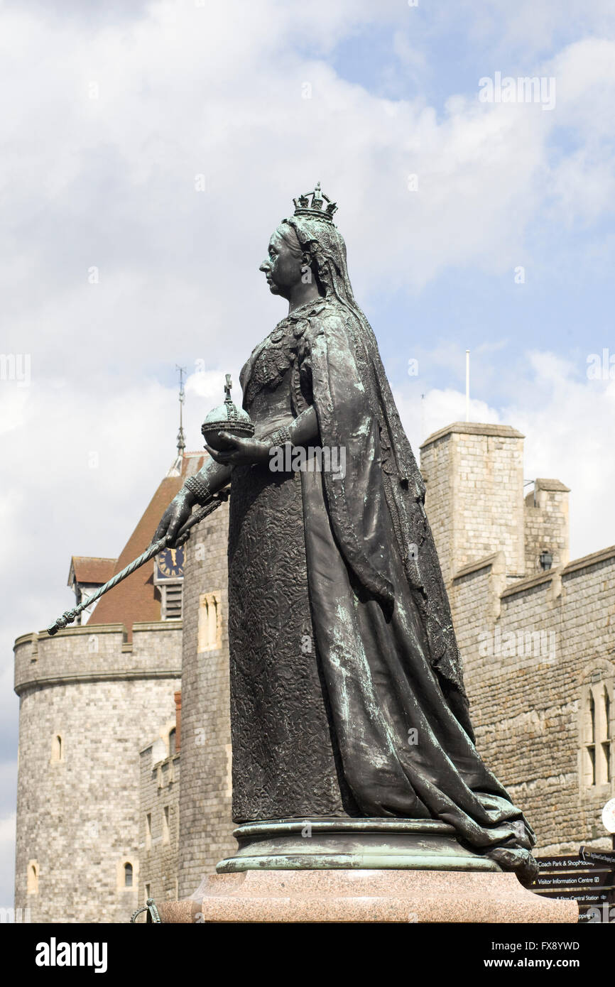 Statue of queen Victoria in front of Windsor Castle Stock Photo - Alamy
