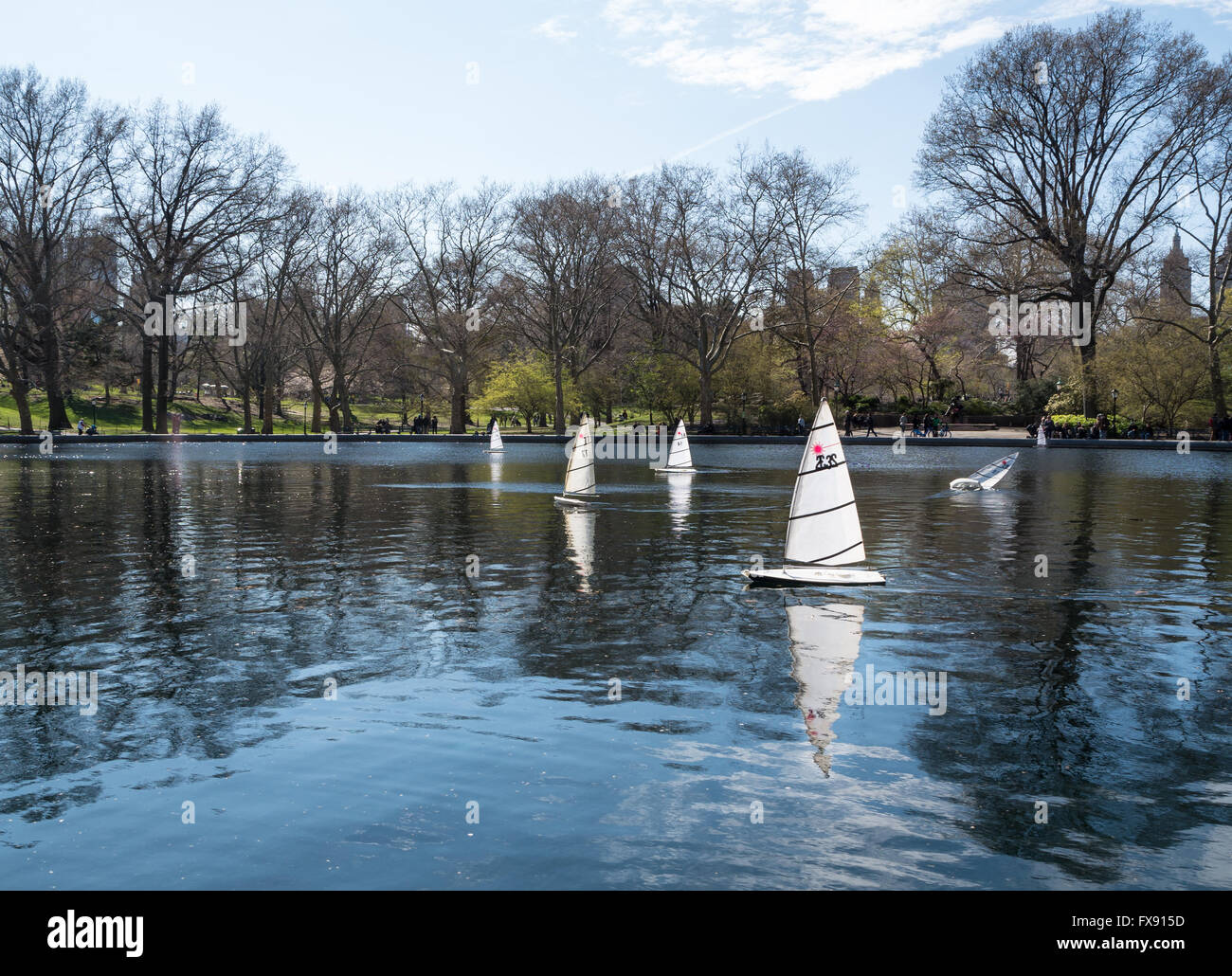 Toy boats and pond hi-res stock photography and images - Alamy