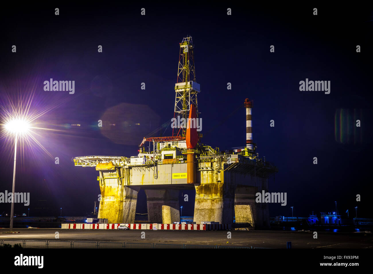 Oil rig night sea hi-res stock photography and images - Alamy