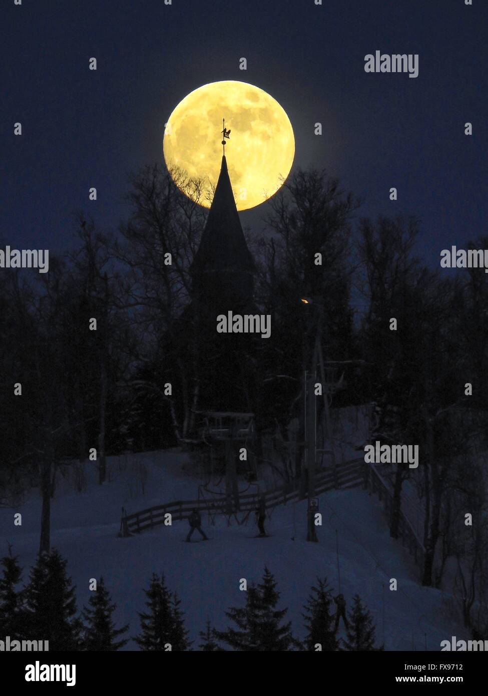 March moonrise hi-res stock photography and images - Alamy