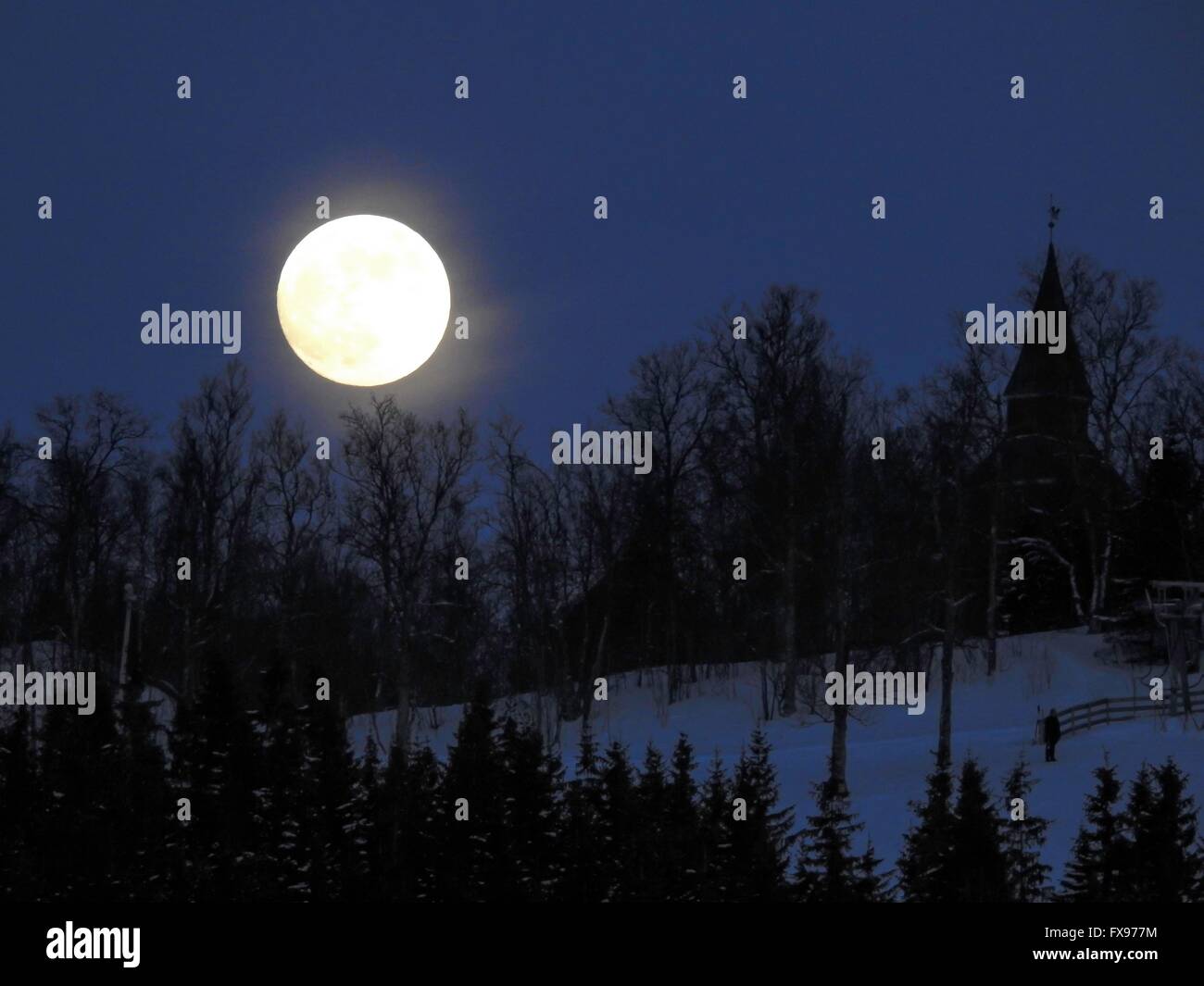 March moonrise hi-res stock photography and images - Alamy