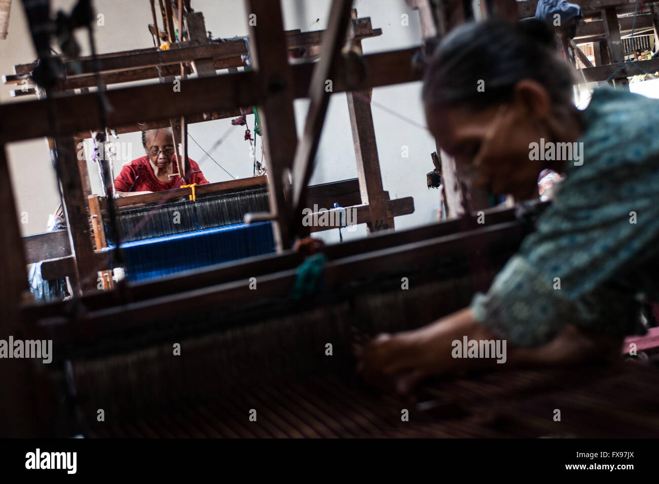 Yogyakarta, Indonesia. 12th Apr, 2016. Workes weave the Lurik fabric ...