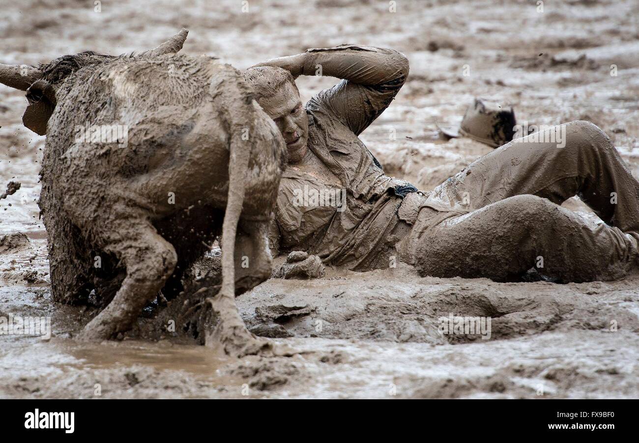 Oakdale, California, USA. 10th Apr, 2016. Kelly O'Day of Fortuna pulls ...