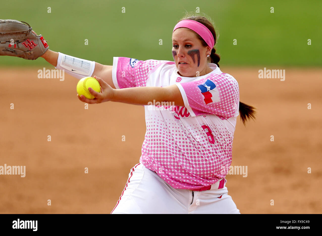 Houston, TX, USA. 12th Apr, 2016. Houston pitcher Julana Shrum #8 ...
