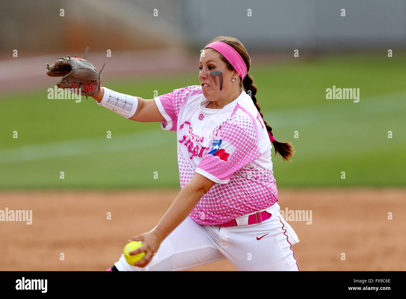 Houston, TX, USA. 12th Apr, 2016. Houston pitcher Julana Shrum #8 winds ...
