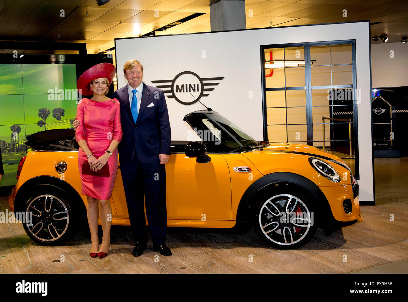 HM King Willem-Alexander and HM Queen Máxima stand in front of a Mini ...