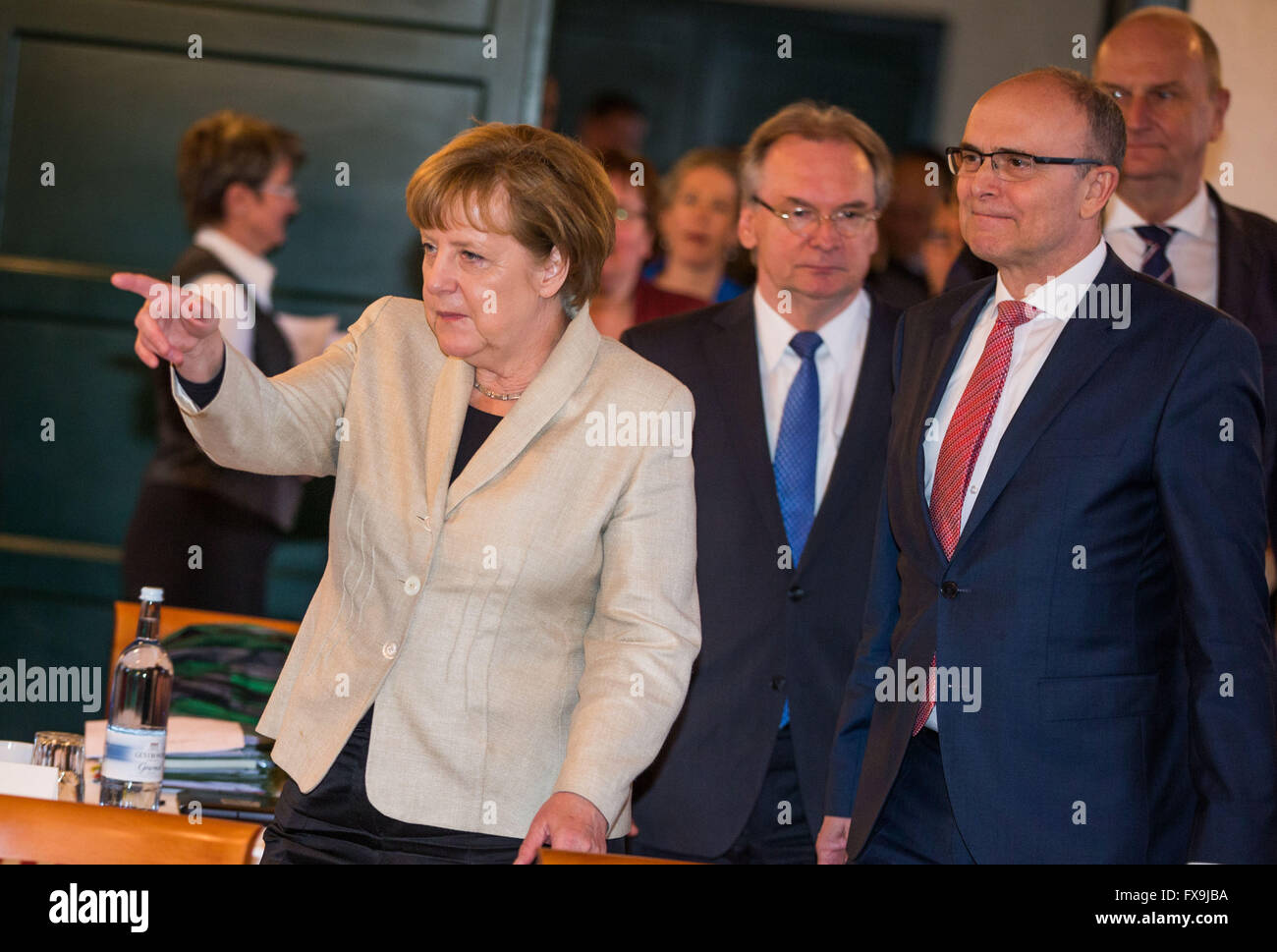 German Chancellor Angela Merkel (CDU, C) arrives with the premiers of ...
