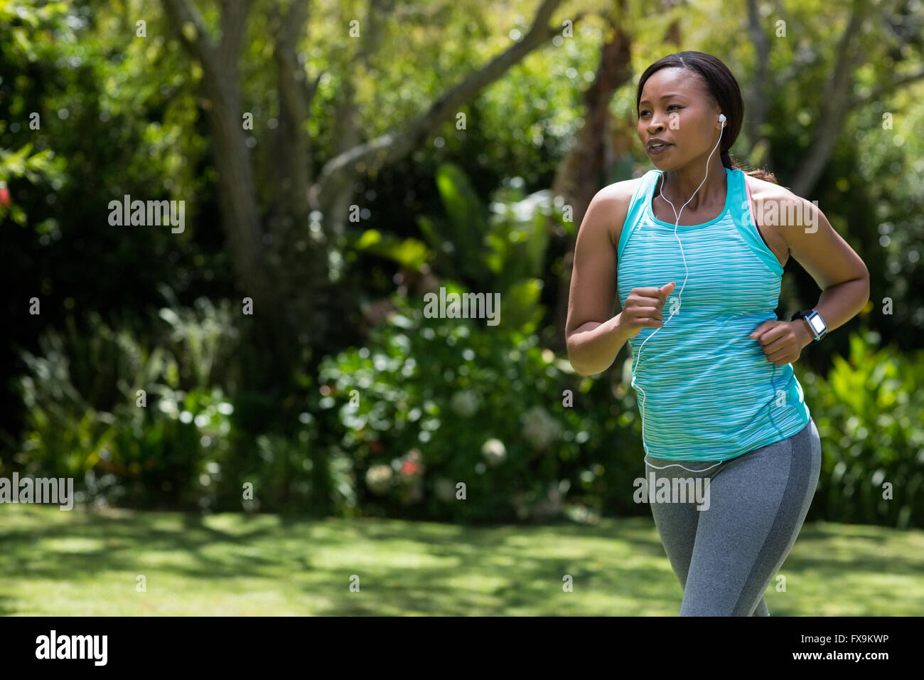 Black woman running clothes hi-res stock photography and images - Alamy