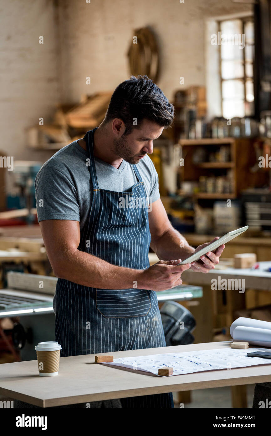 carpenter using his tablet Stock Photo - Alamy