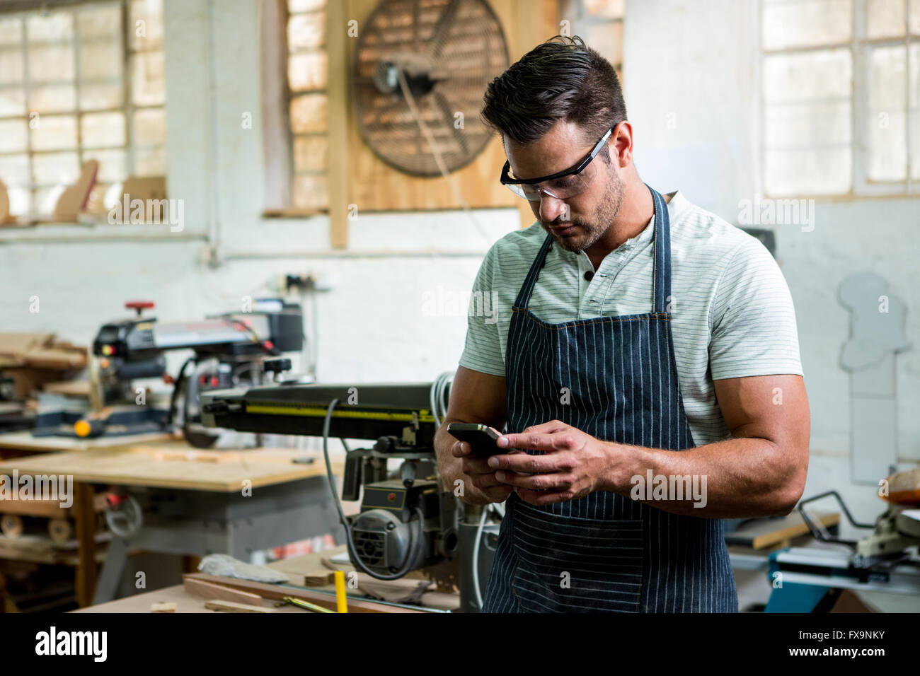 Workman using smartphone hi-res stock photography and images - Alamy